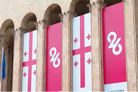 მთავრობა განმარტავს თუ რატომ აღარ არის ევროკავშირის დროშა პარლამენტის შენობის გაფორმებაში