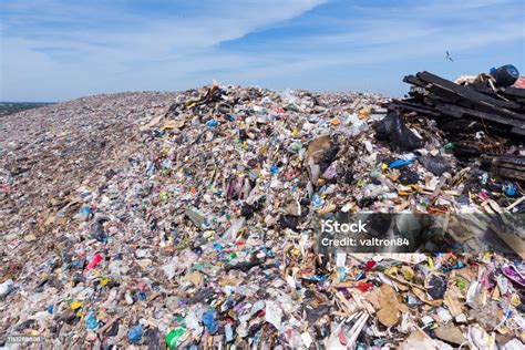 산 대형 쓰레기 더미 및 오염 악취 및 독성 잔류물의 더미 이러한 쓰레기는 제거 할 수 도시 및 산업 영역에서 온 소비자 사회는 대규모 폐기물을 야기 쓰레기에 대한 스톡