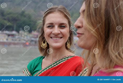 Mujeres Extranjeras Mostrando Su Belleza Con Trajes Tradicionales Indios Fotografía editorial