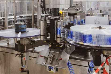 고급 기계 공장 공장 내부 금속 기계 기계 설계 기계 작동 기계의 기술 대규모 생산 라벨 기계 리픽 메탈릭 볼렌다 산업 산업 지구 산업 혁신