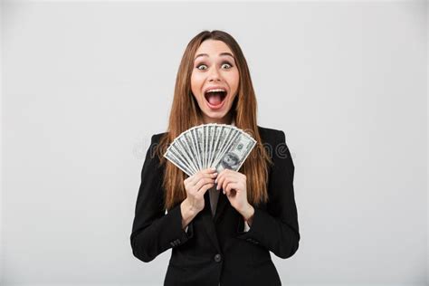 Giovane Signora Felice Che Guarda Macchina Fotografica E Che Mostra I Dollari Dei Contanti