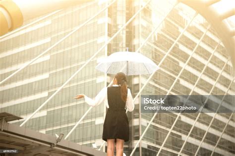 다리에 걷는 투명 우산을 들고 검은 드레스에 태국의 예쁜 여자 건축물에 대한 스톡 사진 및 기타 이미지 건축물 검은색 계단 Istock