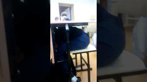 Ножки под партой в школе фото