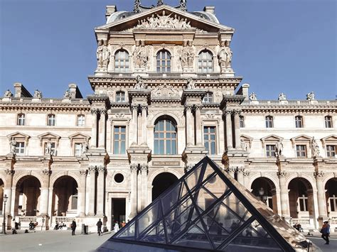 집 밖의 1구 건축 경치가 좋은 고전 건축 관광 도시 풍경 도시의 랜드마크 랜드마크 건축 루브르 루브르 박물관 루브르 피라미드 문화 문화 유산