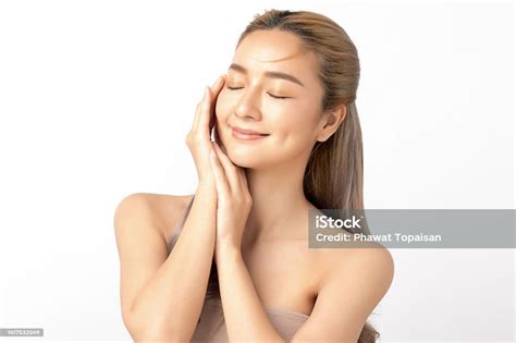 행복한 아름다운 젊은 아시아 여성 깨끗한 신선한 맨손 피부 개념 아시아 소녀 뷰티 얼굴 스킨 케어 및 건강 웰빙 얼굴 치료 완벽한 피부 자연 메이크업 흰색 배경에 고립되어