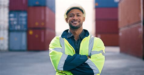 초상화 행복한 남자와 엔지니어 와 팔짱을 끼고 수출 산업을 위한 컨테이너 야드에서 얼굴 부두 및 자신감있는 물류 노동자 안전 헬멧 야외 수입 또는 배송 경력 멕시코에서 35