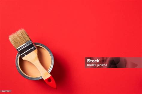 브러쉬와 오픈 페인트는 트렌디 한 빨간색 배경에 할 수 있습니다 상단 보기 복사 공간 아파트에 대한 리노베이션 수리 건물 및 주택 설계 개념 개념에 대한 스톡 사진 및 기타