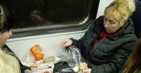 Распитие спиртных напитков в электричке Пикабу