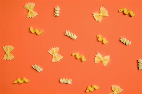 다양한 유형의 붙여넣기는 주황색 배경에 있는 패턴의 형태로 배치되어 있으며 주황색 배경에 텍스트를 위한 장소 건조한에 대한 스톡 사진 및 기타 이미지 Istock