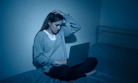 무서워하고 협박 십대는 사이버 괴롭힘과 괴롭힘을 겪고 노트북에 괴롭힘을받고 울고 괴롭힘 스토커 소셜 미디어의 아동 피해자 온라인 도전과 인터넷의 위험 걱정하는에 대한 스톡