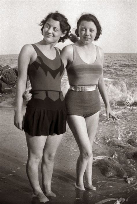 40 Vintage Photos That Defined Bathing Suits In The Early 20th Century