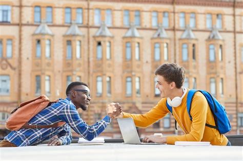Estudiantes Internacionales Dándose La Mano Foto Premium