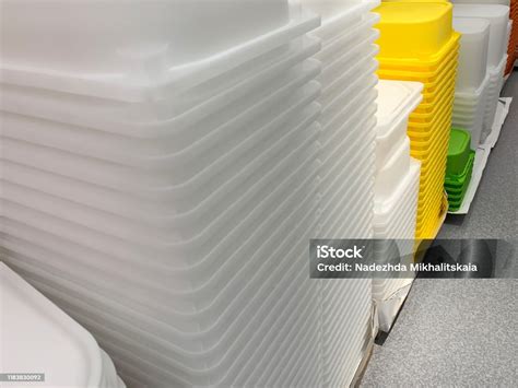 많은 집에서 물건을 저장하기위한 다채로운 플라스틱 용기를 쌓아 0명에 대한 스톡 사진 및 기타 이미지 0명 깨끗한 대형 Istock