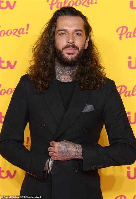 Love Islands Ellie Brown Caught Kissing Towies Pete Wicks At Boozy