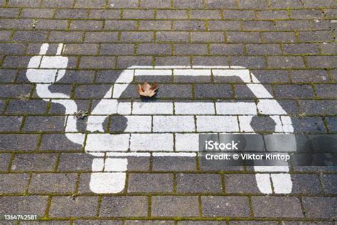 충전소 픽토그램 아이콘의 전기 자동차가 도로 타일에 그려져 있습니다 전기 자동차 대체 연료 자동차에 대한 스톡 사진 및 기타 이미지 전기 자동차 대체 연료 자동차 싣기