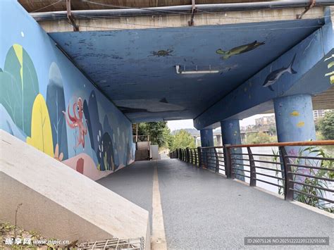 彩绘桥下的宁静步道摄影图建筑景观自然景观摄影图库昵图网