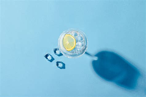 푸른 배경에 얼음과 레몬을 곁들인 상쾌한 물 한 잔 열 개념 신선한 자연 광 플랫 레이 상단 보기 0명에 대한 스톡 사진 및 기타 이미지 Istock
