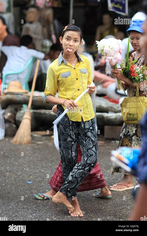Yangon Girls Myanmar Yangon Young Girls Light Oil Lamps And Offer