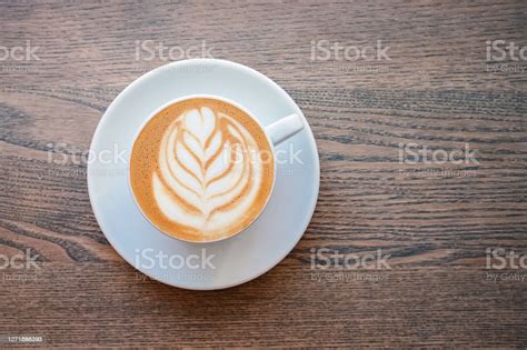 카푸치노 커피 드레싱 나무 테이블에 라떼 아트의 잎 모양 구이에 대한 스톡 사진 및 기타 이미지 구이 라떼 라떼아트 Istock