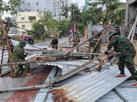 Đà Nẵng ngổn ngang sau bão Noru