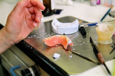 아크릴 치과 보 철을 만드는 과정 치과 족 틀니 보 철 작업 치과 기술자 틀니를 만드는 과정입니다 아크릴 치과 보 철을 만드는 과정 구강입니다 Stem 주제에 대한 스톡