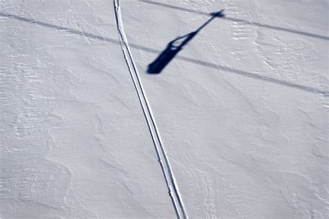 스위스 플룸저베르크 스키 리조트의 알파인 설상 풍경과 스키 트랙 겨울날 체어리프트의 실루엣 스키 리프트에 대한 스톡 사진 및 기타 이미지 Istock