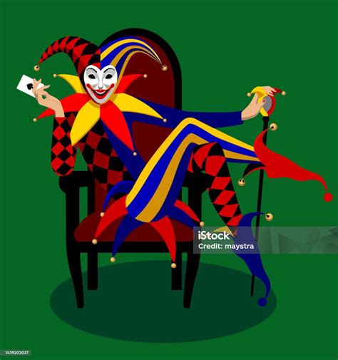 조커는 녹색 배경에 막대기와 손에 카드 놀이를 하고 빨간 의자에 앉아 있다 어릿광대 바보에 대한 스톡 벡터 아트 및 기타 이미지 어릿광대 바보 어릿광대 서커스 공연자