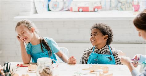 수업 시간에 책상 옆에 앉아 할로윈 장식을 위한 창의적인 아이디어에 대해 토론하는 동안 웃고 있는 사랑스러운 학생들 사진 Unsplash의 교육 이미지