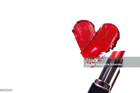 흰색 배경에 립스틱 배너가 있는 빨간 하트 모양의 립스틱을 바르고 있습니다 하트 모양의 빨간 립스틱 광택 질감 화장품 견본 복사 공간 메이크업 화장품에 대한 스톡 사진 및