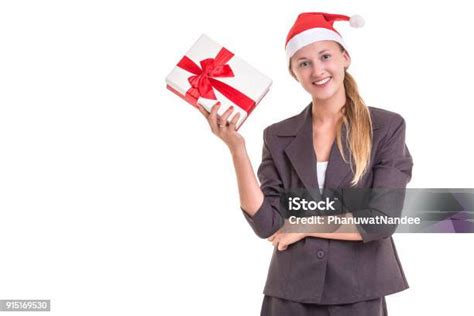 아름 다운 백인 사업가 회색 정장에 빨간 크리스마스 모자를 착용 하 고 새 해 선물 상자를 들고 스튜디오 촬영에 고립 된 화이트 기업 비즈니스에 대한 스톡 사진 및 기타