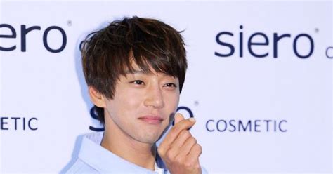 [포토] 황치열 여심 녹이는 손가락 하트