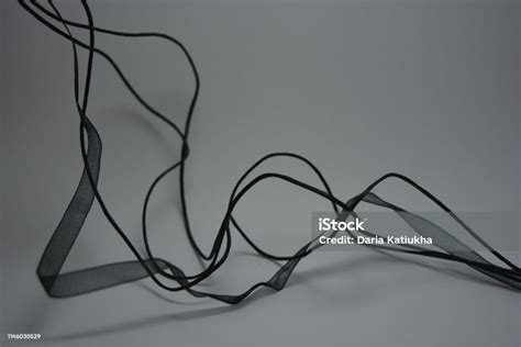 흰 종이 배경에 추상화가 위치 하 고 가장자리와 함께 투명 한 검은 색 조밀 한 필 라 멘 트와 투명도 블랙 리본을 배치 합니다