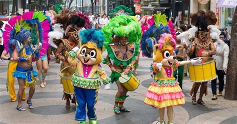 명동 한복판에 등장한 로티·로리와 브라질 삼바 댄서들
