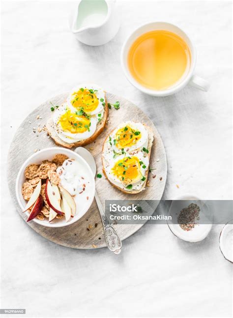 아침 조식 테이블 영감크림 치즈와 삶은 계란 샌드위치 요구르트 사과와 아마 씨앗 허브 차 밝은 배경 평면도에 해독 평면 배치 건강한 식생활에 대한 스톡 사진 및 기타 이미지