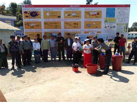 သံတောင်ကြီးမြို့ လမ်းဆုံတွင် လက်ဆေးခြင်းများလက်တွေ့သရုပ်ပြဆောင်ရွက