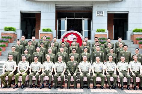 國防部發言人 憲兵司令吳應平中將廿七日主持該部「民國一0一年下半年晉任典禮暨六月份月會」，除為晉任人員授階外，同時頒獎表揚績優人員，對晉任