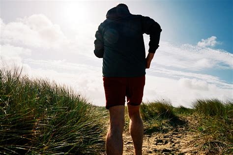 화창한 가을 날 콘월 의 페란 포스 에 모래 언덕 길을 따라 달리는 인식 할 수없는 남자 40 49세에 대한 스톡 사진 및 기타 이미지 Istock