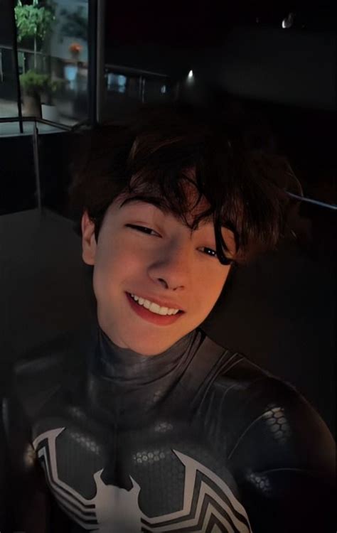 Lukas Urkijo Celebridades Divertidas Dos Rubias De Pelo En Pecho Celebridades Bonitos