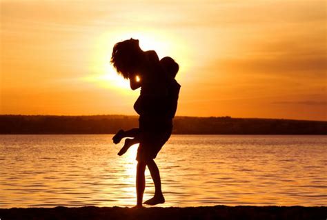 شبح پسر دوست دختر خود را در کنار غروب در کنار دریاچه نگه می دارد 1482786