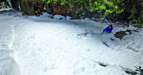 거대한 비누거품이 둥둥 중국의 기괴한 하천