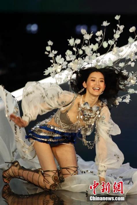 摔跤都那么美 奚梦瑶维密秀跌倒全程微笑 华声新闻