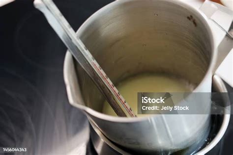 끓는 물에 물과 호호바 오일의 열 측정 용기 온도계로 온도 기록 0명에 대한 스톡 사진 및 기타 이미지 0명 Stem 주제 건강관리와 의술 Istock