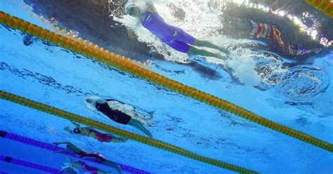 후광 받으며 수영