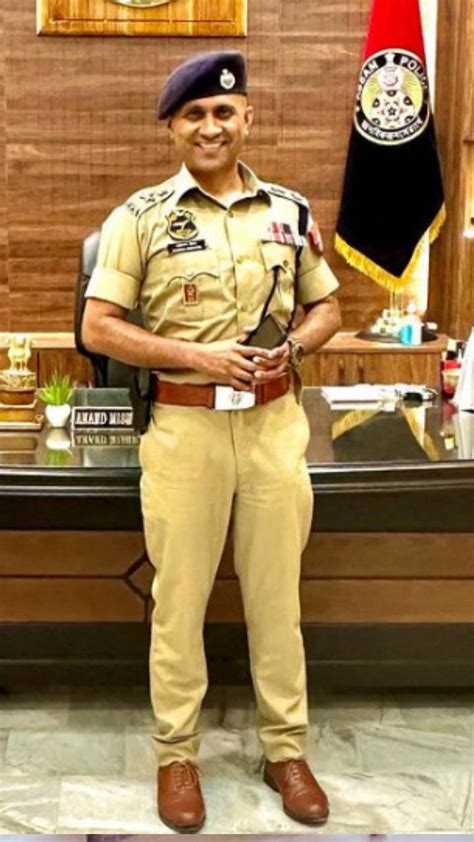 आजादी की जिंदगी जिने के लिए छोड़ दी Ips की नौकरी जानिए कौन हैं Anand Mishra