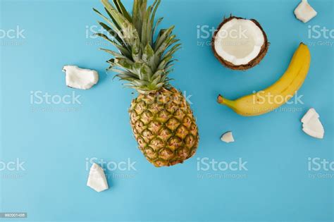 잘 익은 파인애플 바나나와 코코넛 조각 블루에 고립 된 플랫 누워 0명에 대한 스톡 사진 및 기타 이미지 0명 건강한 생활방식 건강한 식생활 Istock