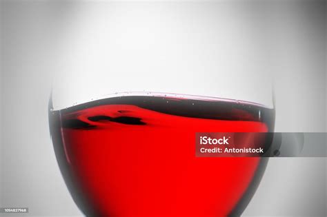 와인 글라스 근접 매크로 텍스처 배경에서 레드 와인 얼룩 빈티지 오래 된 복고풍 스타일 보기입니다 소프트 포커스입니다 결정체에 대한 스톡 사진 및 기타 이미지 Istock