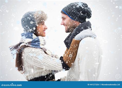 Imagen Compuesta De Pares Jovenes Atractivos En El Abrazo Caliente De La Ropa Foto De Archivo