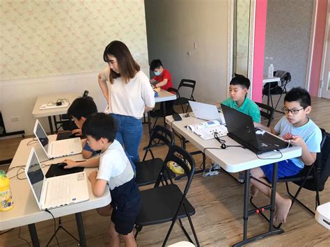 庫比科技 今天教室的科學和程式機器人課程，依然有好多小朋友來學習喔！程式設計、機械樂高、科學實驗，每個小朋友都可以