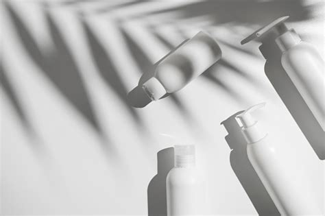 브랜딩 및 라벨을 위한 플라스틱 포장 화장품 모형 흰색 깨끗한 화장품 병 흰색 배경에 열대 야자 잎 그림자가 평평한 평면도를 놓습니다 스파 샴푸 로션 모이스처라이저 0명에