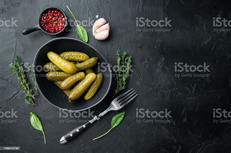 절인 오이 검은 배경에 상단 보기 평면 누워 텍스트 카피 스페이스를위한 공간 0명에 대한 스톡 사진 및 기타 이미지 0명